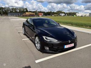 Black Tesla Model S 2017 in Klaipeda, with an engine capacity of 0.00 L and mileage of 234 thousand km for 15000 €, photo 4 on AUTOMOTO.COM.LV