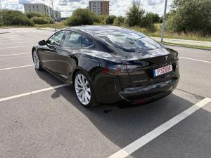 Black Tesla Model S 2017 in Klaipeda, with an engine capacity of 0.00 L and mileage of 234 thousand km for 15000 €, photo 6 on AUTOMOTO.COM.LV