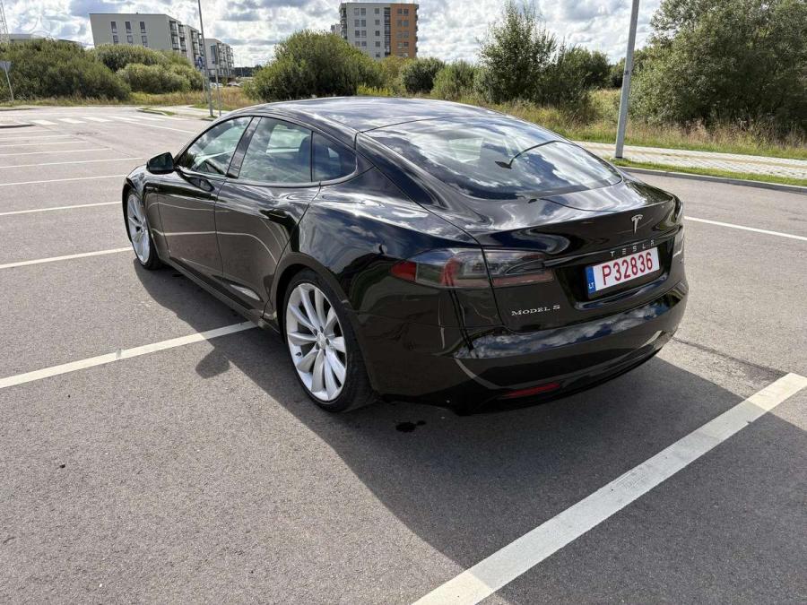 Black Tesla Model S 2017 in Klaipeda, with an engine capacity of 0.00 L and mileage of 234 thousand km for 15000 €, photo 6 on AUTOMOTO.COM.LV