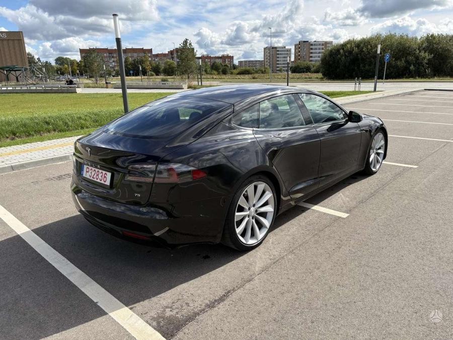 Black Tesla Model S 2017 in Klaipeda, with an engine capacity of 0.00 L and mileage of 234 thousand km for 15000 €, photo 7 on AUTOMOTO.COM.LV