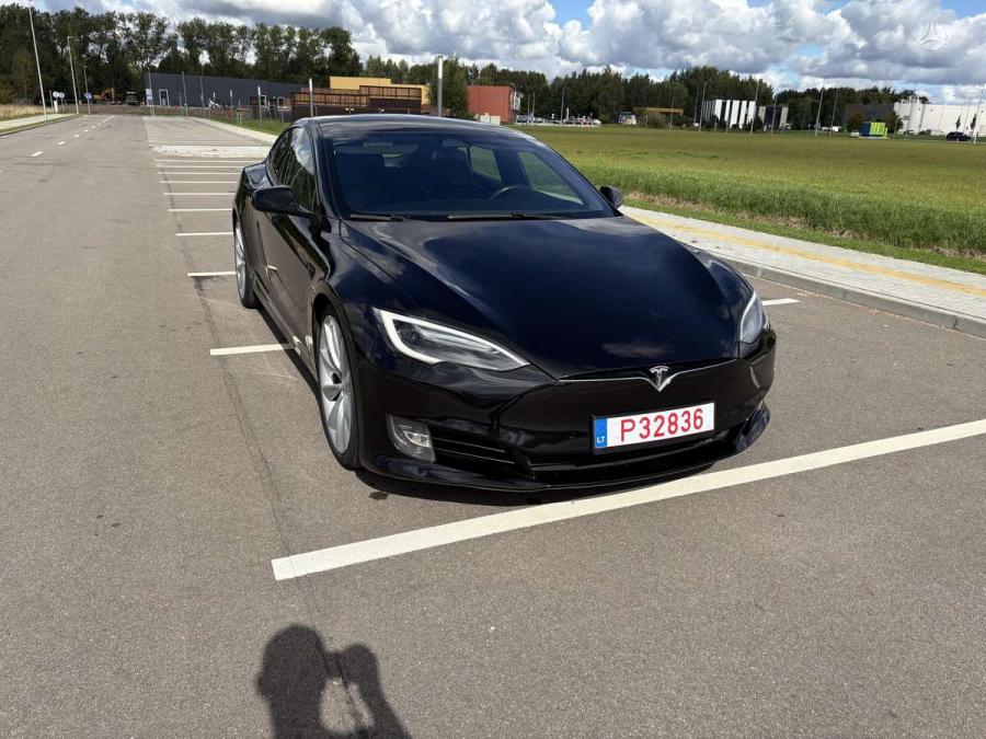 Black Tesla Model S 2017 in Klaipeda, with an engine capacity of 0.00 L and mileage of 234 thousand km for 15000 €, photo 8 on AUTOMOTO.COM.LV