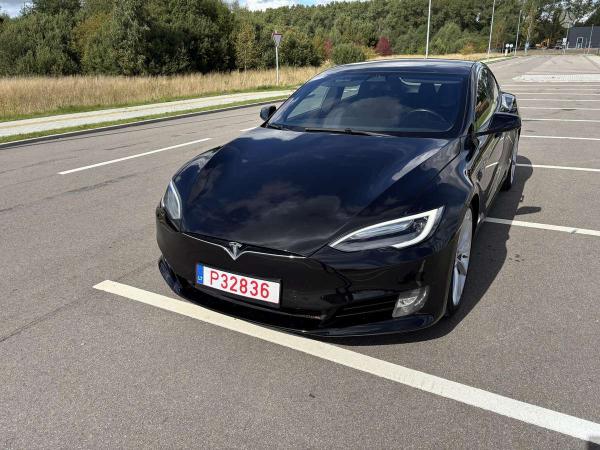 Black Tesla Model S 2017 in Klaipeda, with an engine capacity of 0.00 L and mileage of 234 thousand km for 15000 €, photo 9 on AUTOMOTO.COM.LV