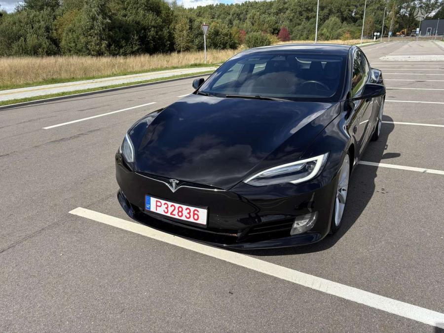 Black Tesla Model S 2017 in Klaipeda, with an engine capacity of 0.00 L and mileage of 234 thousand km for 15000 €, photo 9 on AUTOMOTO.COM.LV