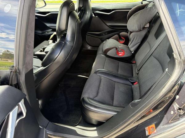 Black Tesla Model S 2017 in Klaipeda, with an engine capacity of 0.00 L and mileage of 234 thousand km for 15000 €, photo 10 on AUTOMOTO.COM.LV