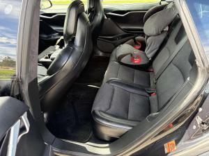 Black Tesla Model S 2017 in Klaipeda, with an engine capacity of 0.00 L and mileage of 234 thousand km for 15000 €, photo 10 on AUTOMOTO.COM.LV