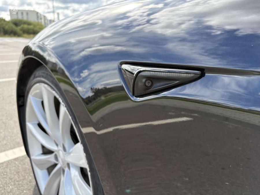 Black Tesla Model S 2017 in Klaipeda, with an engine capacity of 0.00 L and mileage of 234 thousand km for 15000 €, photo 12 on AUTOMOTO.COM.LV