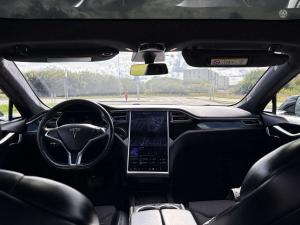 Black Tesla Model S 2017 in Klaipeda, with an engine capacity of 0.00 L and mileage of 234 thousand km for 15000 €, photo 13 on AUTOMOTO.COM.LV