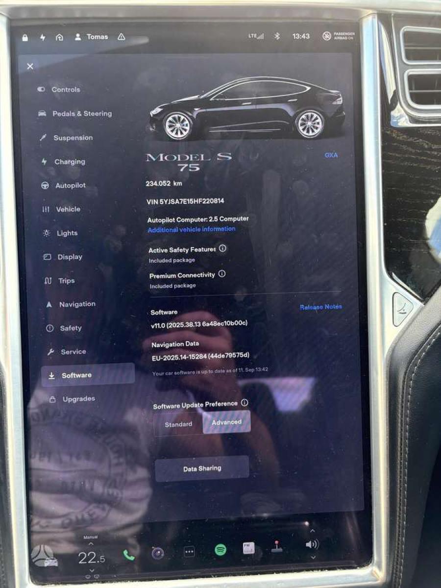 Black Tesla Model S 2017 in Klaipeda, with an engine capacity of 0.00 L and mileage of 234 thousand km for 15000 €, photo 14 on AUTOMOTO.COM.LV