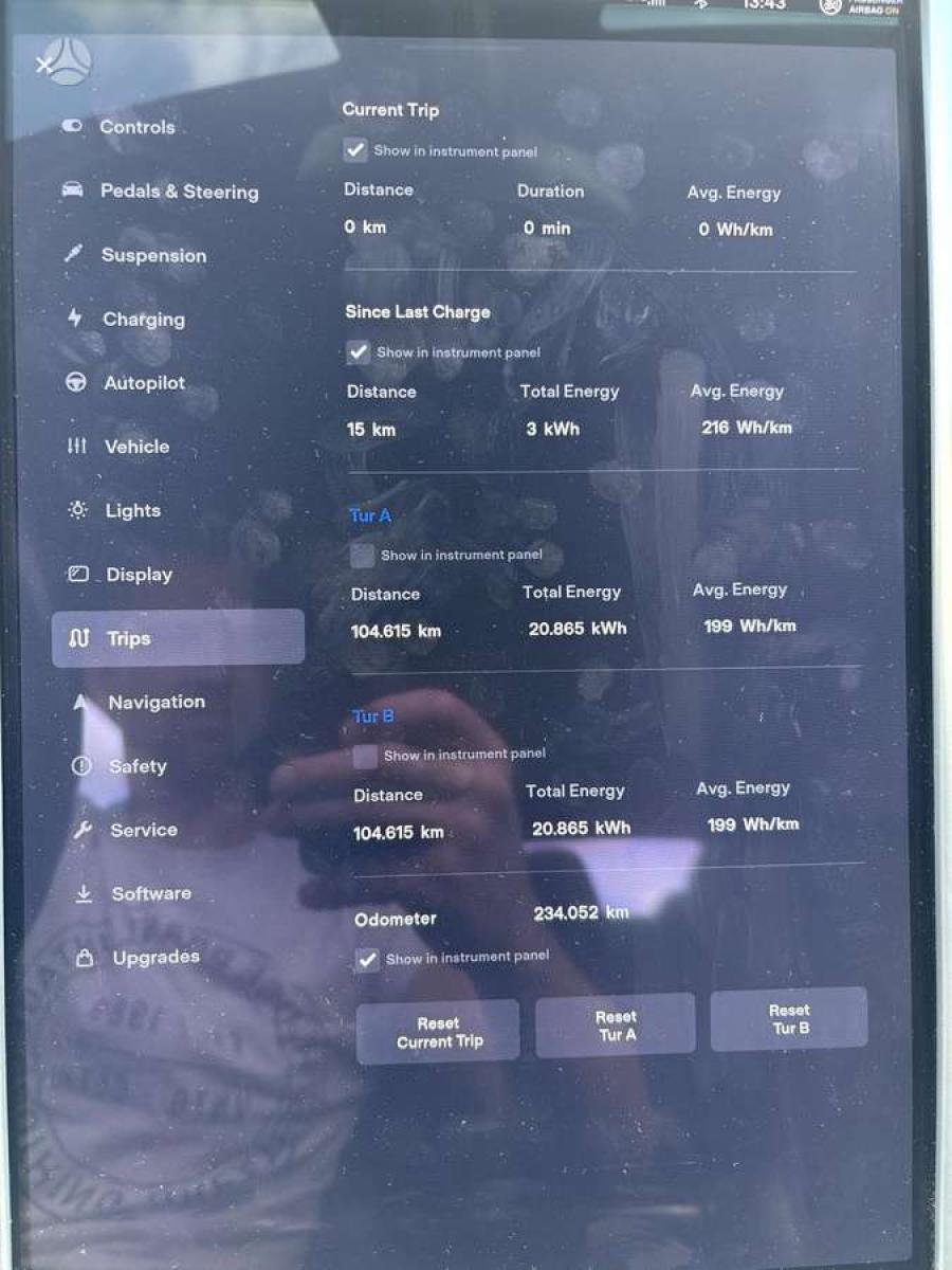 Black Tesla Model S 2017 in Klaipeda, with an engine capacity of 0.00 L and mileage of 234 thousand km for 15000 €, photo 15 on AUTOMOTO.COM.LV