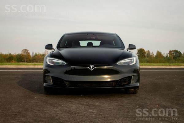 Black Tesla Model S 2017 in Jelgava, with an engine capacity of 0.00 L and mileage of 234 thousand km for 17500 €, photo 3 on AUTOMOTO.COM.LV