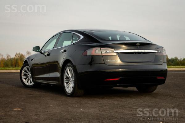 Black Tesla Model S 2017 in Jelgava, with an engine capacity of 0.00 L and mileage of 234 thousand km for 17500 €, photo 5 on AUTOMOTO.COM.LV