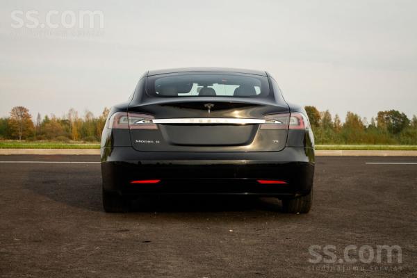Black Tesla Model S 2017 in Jelgava, with an engine capacity of 0.00 L and mileage of 234 thousand km for 17500 €, photo 6 on AUTOMOTO.COM.LV