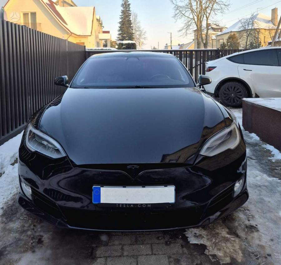 Black Tesla Model S 2018 in Kaunas, with an engine capacity of 0.00 L and mileage of 130 thousand km for 22999 €, photo 1 on AUTOMOTO.COM.LV