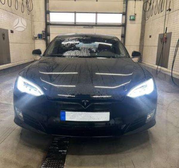 Melns Tesla Model S 2018 Kauņa, ar dzinēja tilpumu 0.00 L un nobraukumu 130 tūkst. km par 22999 €, foto 2 vietnē AUTOMOTO.COM.LV