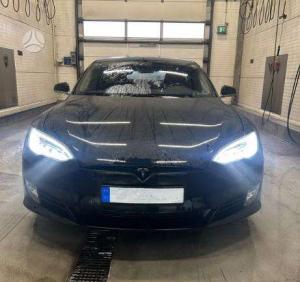 Black Tesla Model S 2018 in Kaunas, with an engine capacity of 0.00 L and mileage of 130 thousand km for 22999 €, photo 2 on AUTOMOTO.COM.LV