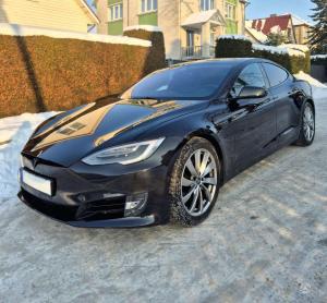 Black Tesla Model S 2018 in Kaunas, with an engine capacity of 0.00 L and mileage of 130 thousand km for 22999 €, photo 3 on AUTOMOTO.COM.LV