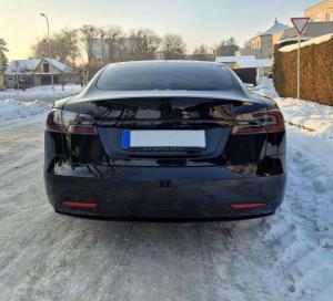 Black Tesla Model S 2018 in Kaunas, with an engine capacity of 0.00 L and mileage of 130 thousand km for 22999 €, photo 6 on AUTOMOTO.COM.LV