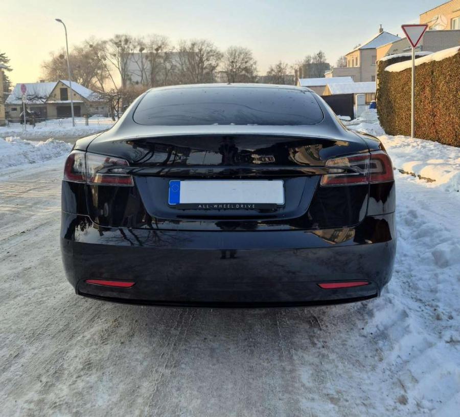 Black Tesla Model S 2018 in Kaunas, with an engine capacity of 0.00 L and mileage of 130 thousand km for 22999 €, photo 6 on AUTOMOTO.COM.LV
