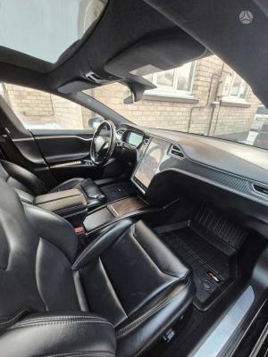 Black Tesla Model S 2018 in Kaunas, with an engine capacity of 0.00 L and mileage of 130 thousand km for 22999 €, photo 8 on AUTOMOTO.COM.LV