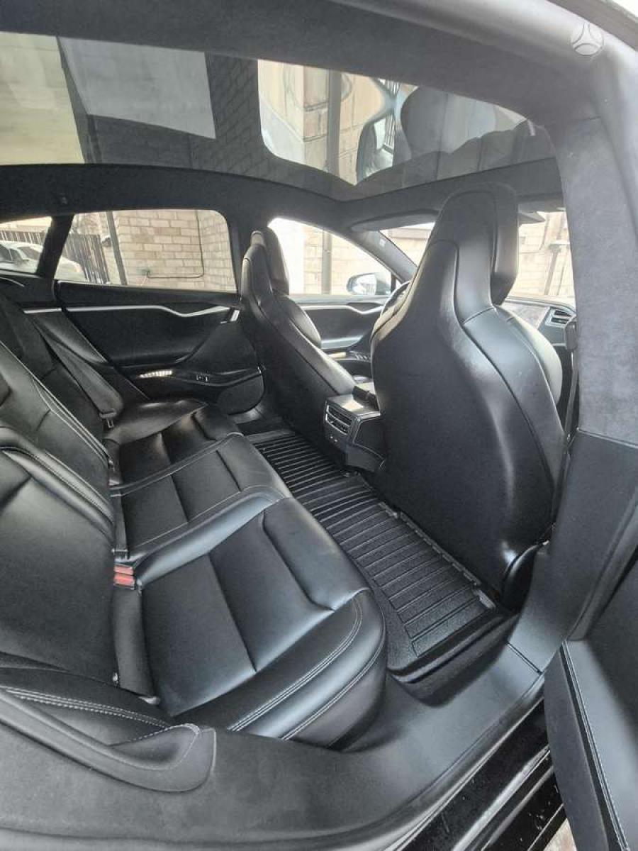 Black Tesla Model S 2018 in Kaunas, with an engine capacity of 0.00 L and mileage of 130 thousand km for 22999 €, photo 9 on AUTOMOTO.COM.LV