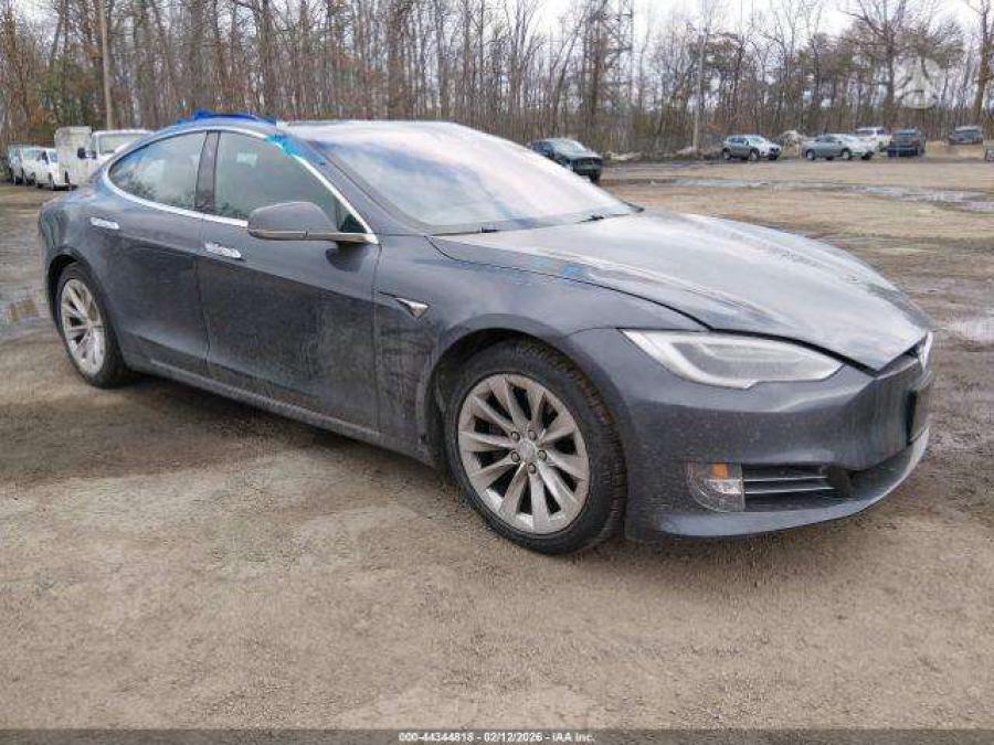 Black Tesla Model S 2018 in Klaipeda, with an engine capacity of 0.00 L and mileage of 121 thousand km for 10300 €, photo 1 on AUTOMOTO.COM.LV