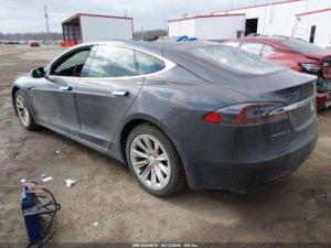 Black Tesla Model S 2018 in Klaipeda, with an engine capacity of 0.00 L and mileage of 121 thousand km for 10300 €, photo 3 on AUTOMOTO.COM.LV
