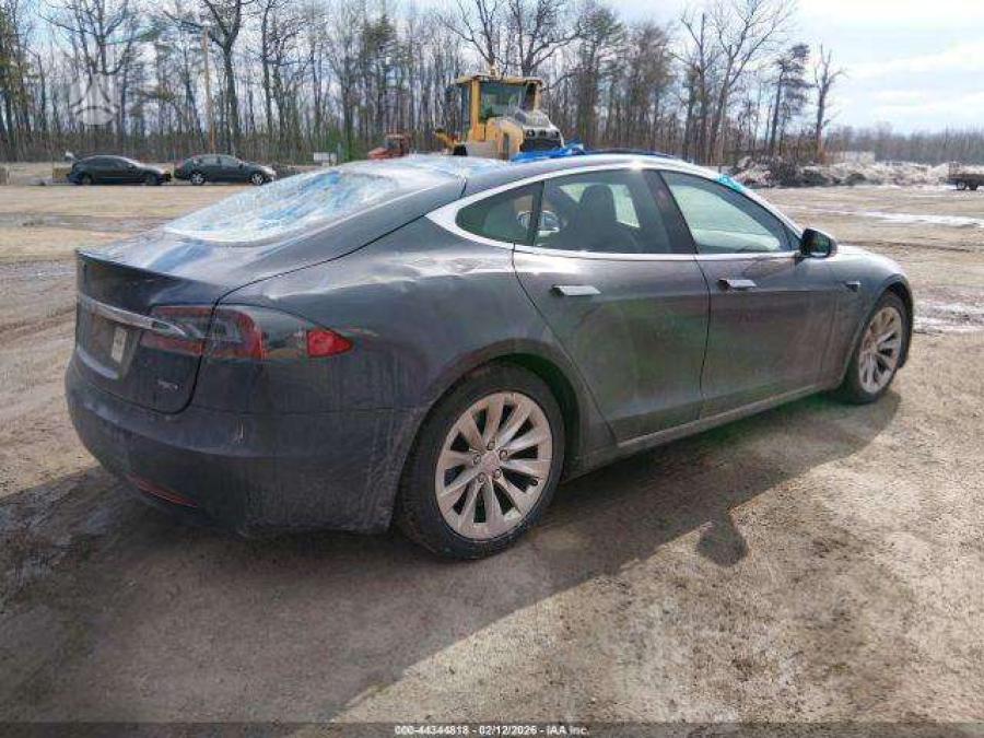 Black Tesla Model S 2018 in Klaipeda, with an engine capacity of 0.00 L and mileage of 121 thousand km for 10300 €, photo 4 on AUTOMOTO.COM.LV