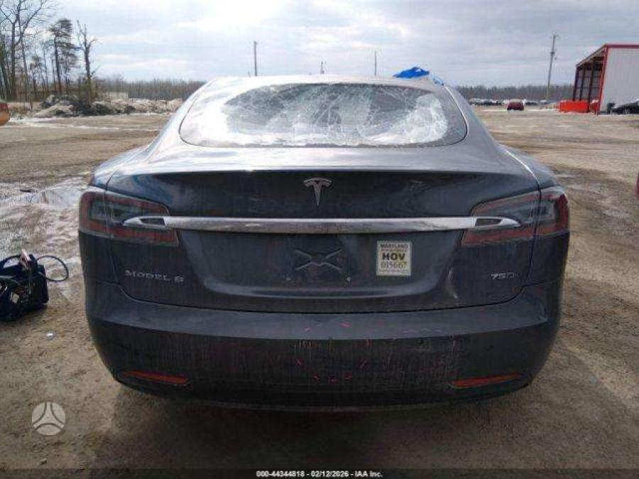Black Tesla Model S 2018 in Klaipeda, with an engine capacity of 0.00 L and mileage of 121 thousand km for 10300 €, photo 16 on AUTOMOTO.COM.LV