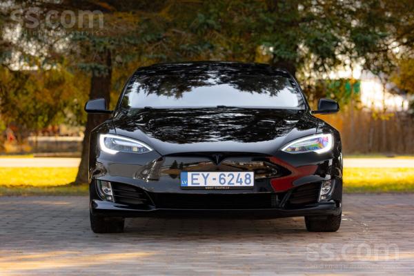 Black Tesla Model S 2018 in Rezekne, with an engine capacity of 0.00 L and mileage of 132 thousand km for 23600 €, photo 4 on AUTOMOTO.COM.LV