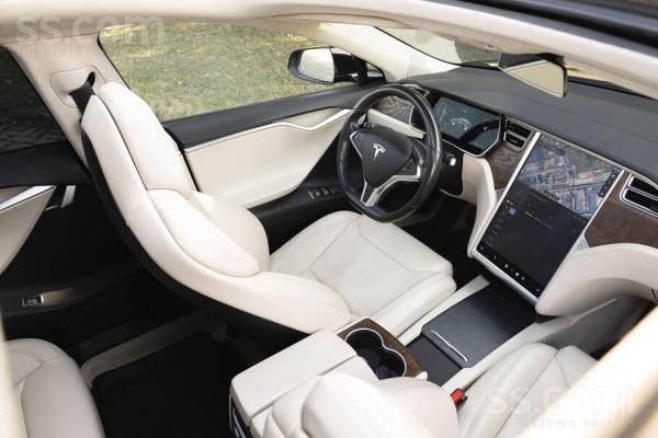 Black Tesla Model S 2018 in Rezekne, with an engine capacity of 0.00 L and mileage of 132 thousand km for 23600 €, photo 8 on AUTOMOTO.COM.LV