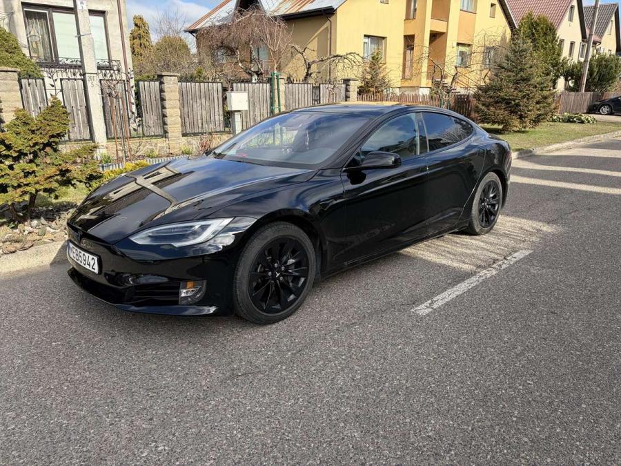 Black Tesla Model S 2018 in Kaunas, with an engine capacity of 0.00 L and mileage of 230 thousand km for 11900 €, photo 1 on AUTOMOTO.COM.LV