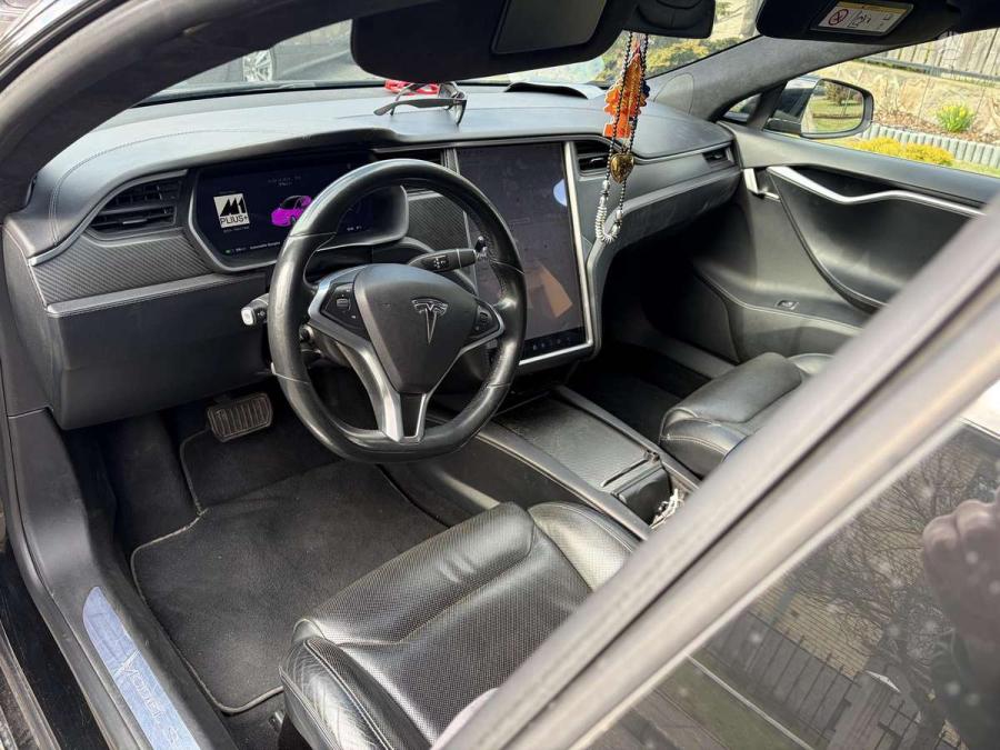 Black Tesla Model S 2018 in Kaunas, with an engine capacity of 0.00 L and mileage of 230 thousand km for 11900 €, photo 3 on AUTOMOTO.COM.LV