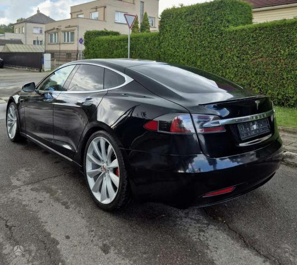 Black Tesla Model S 2018 in Kaunas, with an engine capacity of 0.00 L and mileage of 174 thousand km for 17999 €, photo 3 on AUTOMOTO.COM.LV