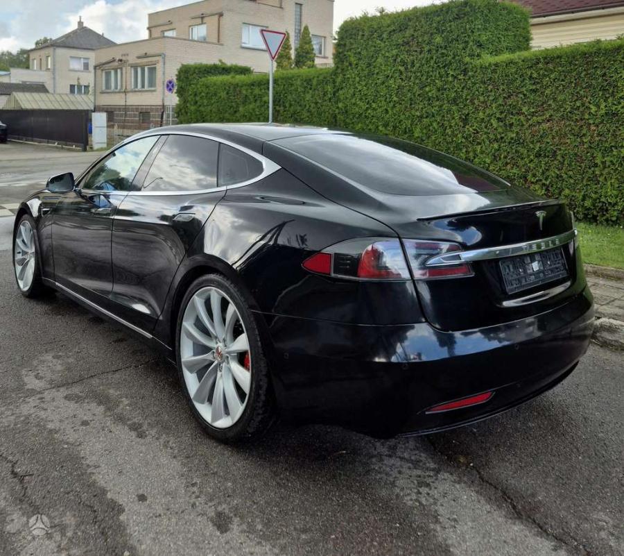 Melns Tesla Model S 2018 Kauņa, ar dzinēja tilpumu 0.00 L un nobraukumu 174 tūkst. km par 17999 €, foto 3 vietnē AUTOMOTO.COM.LV