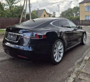 Melns Tesla Model S 2018 Kauņa, ar dzinēja tilpumu 0.00 L un nobraukumu 174 tūkst. km par 17999 €, foto 4 vietnē AUTOMOTO.COM.LV