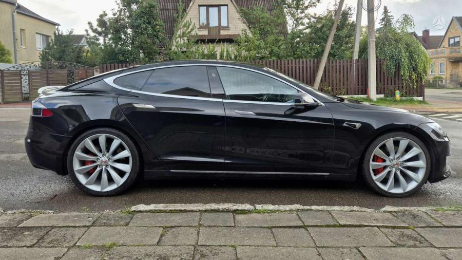 Melns Tesla Model S 2018 Kauņa, ar dzinēja tilpumu 0.00 L un nobraukumu 174 tūkst. km par 17999 €, foto 5 vietnē AUTOMOTO.COM.LV