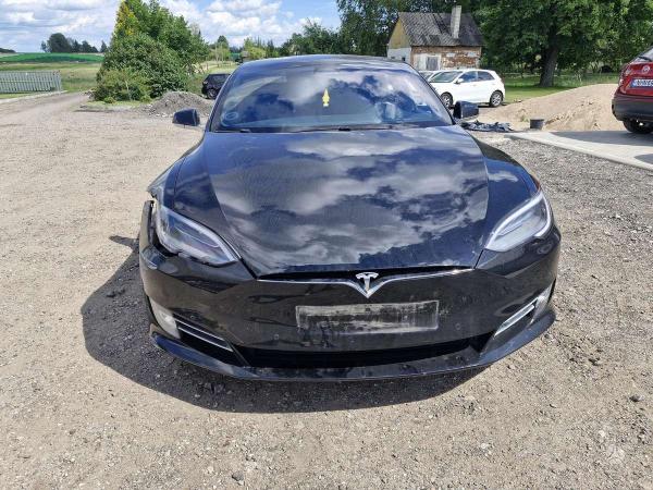 Черный Тесла Модель С 2019 в Мариямполе, объемом двигателя 0.00 л и пробегом 470 тыс. км за 9900 €, фото 2 на AUTOMOTO.COM.LV