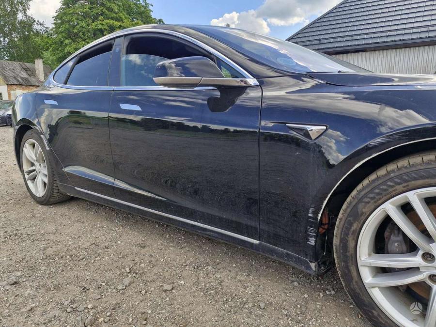 Black Tesla Model S 2019 in Marijampole, with an engine capacity of 0.00 L and mileage of 470 thousand km for 9900 €, photo 7 on AUTOMOTO.COM.LV