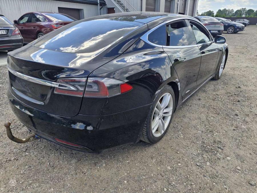 Black Tesla Model S 2019 in Marijampole, with an engine capacity of 0.00 L and mileage of 470 thousand km for 9900 €, photo 10 on AUTOMOTO.COM.LV