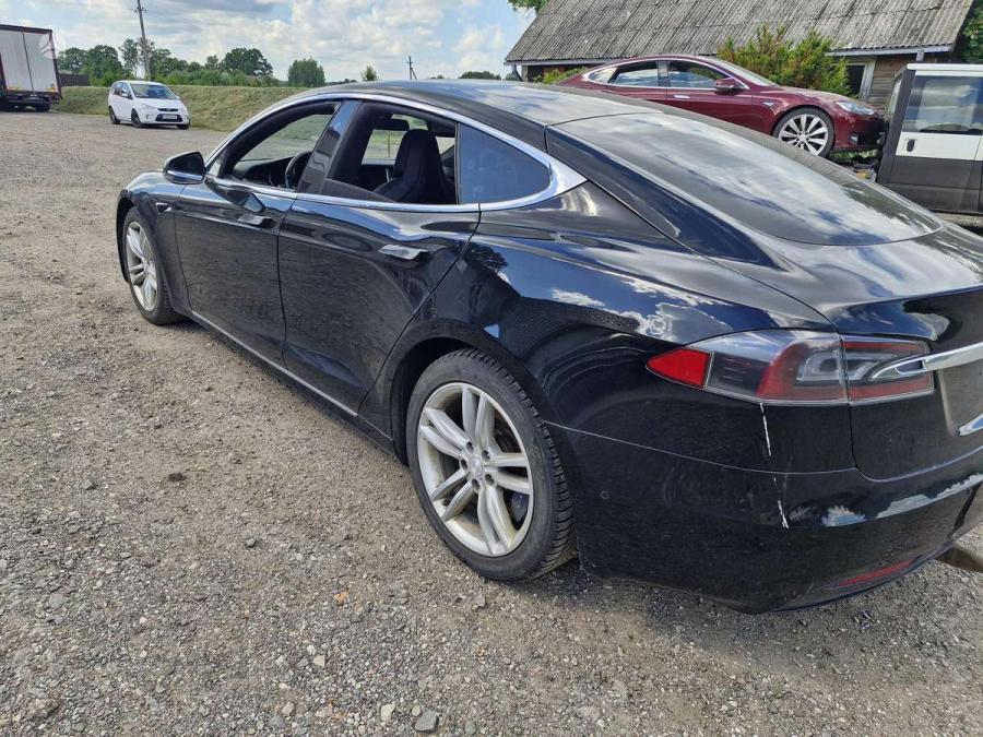 Black Tesla Model S 2019 in Marijampole, with an engine capacity of 0.00 L and mileage of 470 thousand km for 9900 €, photo 12 on AUTOMOTO.COM.LV