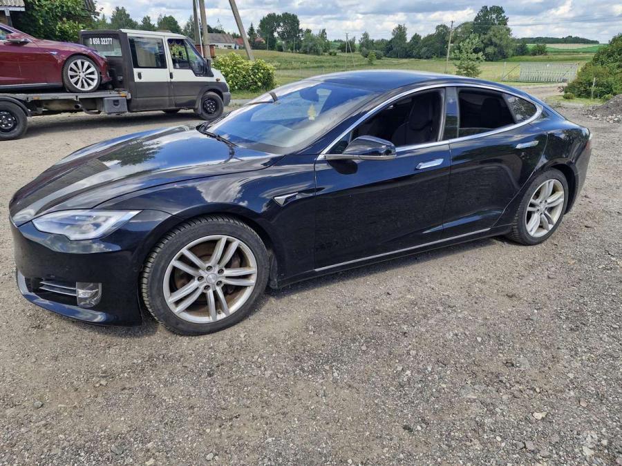 Black Tesla Model S 2019 in Marijampole, with an engine capacity of 0.00 L and mileage of 470 thousand km for 9900 €, photo 13 on AUTOMOTO.COM.LV