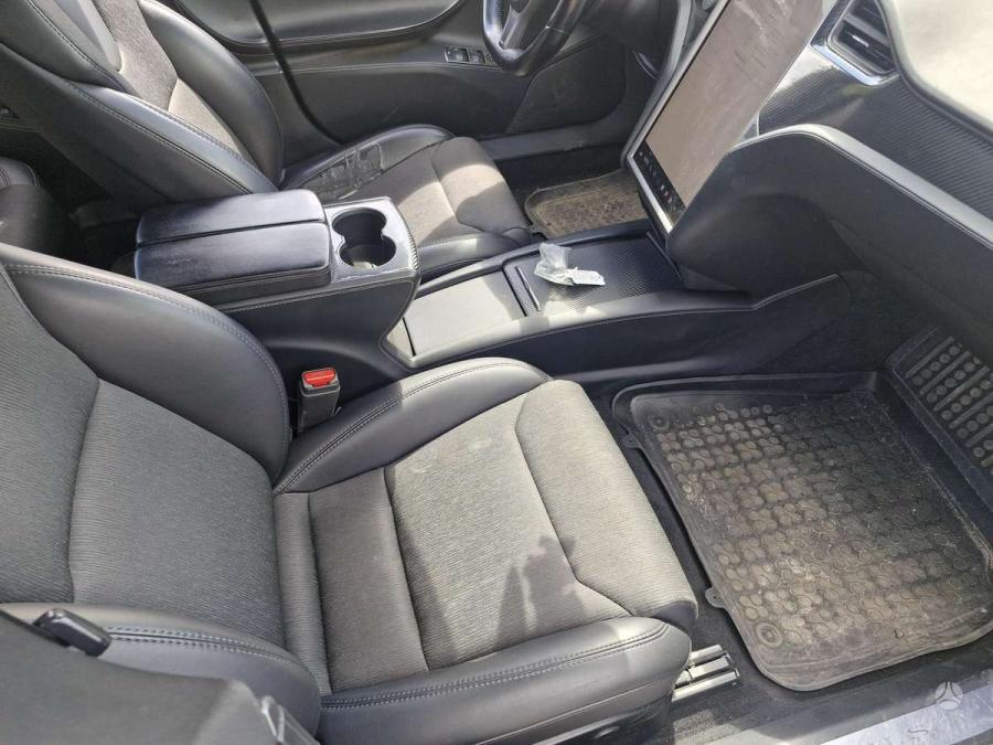 Black Tesla Model S 2019 in Marijampole, with an engine capacity of 0.00 L and mileage of 470 thousand km for 9900 €, photo 14 on AUTOMOTO.COM.LV