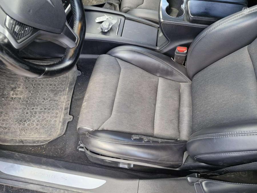 Black Tesla Model S 2019 in Marijampole, with an engine capacity of 0.00 L and mileage of 470 thousand km for 9900 €, photo 20 on AUTOMOTO.COM.LV