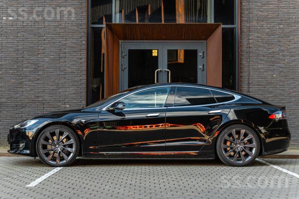 Melns Tesla Model S 2020 Rīga, ar dzinēja tilpumu 0.00 L un nobraukumu 98 tūkst. km par 33500 €, foto 3 vietnē AUTOMOTO.COM.LV
