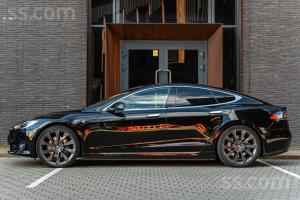 Black Tesla Model S 2020 in Riga, with an engine capacity of 0.00 L and mileage of 98 thousand km for 33500 €, photo 4 on AUTOMOTO.COM.LV