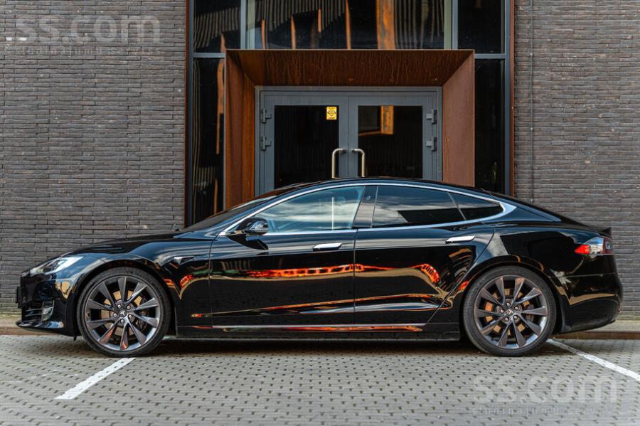 Black Tesla Model S 2020 in Riga, with an engine capacity of 0.00 L and mileage of 98 thousand km for 33500 €, photo 4 on AUTOMOTO.COM.LV