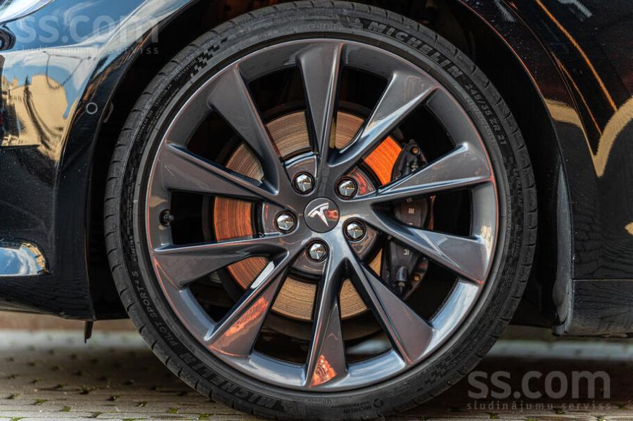 Black Tesla Model S 2020 in Riga, with an engine capacity of 0.00 L and mileage of 98 thousand km for 33500 €, photo 7 on AUTOMOTO.COM.LV