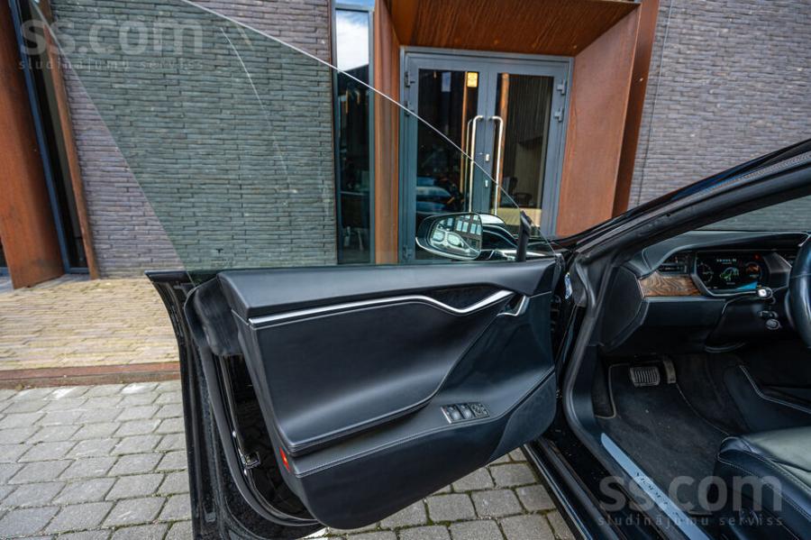Black Tesla Model S 2020 in Riga, with an engine capacity of 0.00 L and mileage of 98 thousand km for 33500 €, photo 14 on AUTOMOTO.COM.LV
