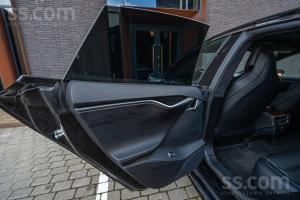 Black Tesla Model S 2020 in Riga, with an engine capacity of 0.00 L and mileage of 98 thousand km for 33500 €, photo 16 on AUTOMOTO.COM.LV