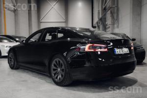 Black Tesla Model S 2020 in Riga, with an engine capacity of 0.00 L and mileage of 159 thousand km for 33790 €, photo 4 on AUTOMOTO.COM.LV